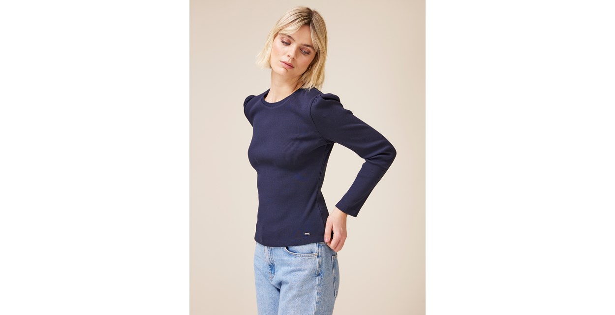 Julia genser Sky Captain | VIC