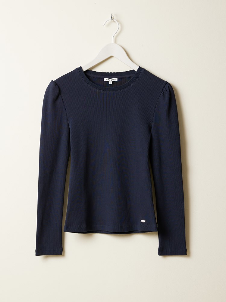 Julia genser Sky Captain | VIC